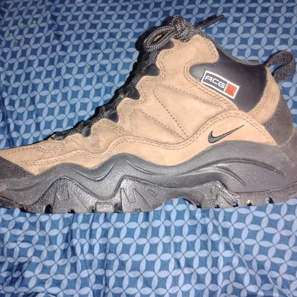Nike ACG | Shoes | Nike Acg Tan And Black Hiking Boots | Poshmark
